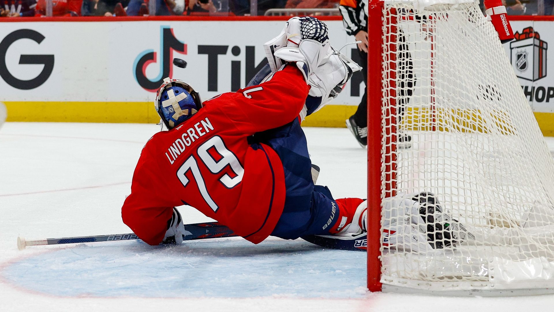 Capitals' Charlie Lindgren makes miraculous cartwheel save vs. Hurricanes